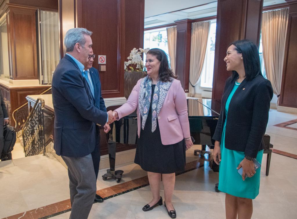 Presidente Luis Abinader es recibido por el Embajador Iván Ogando Lora ...