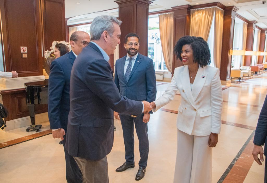 Presidente Luis Abinader es recibido por el Embajador Iván Ogando Lora ...