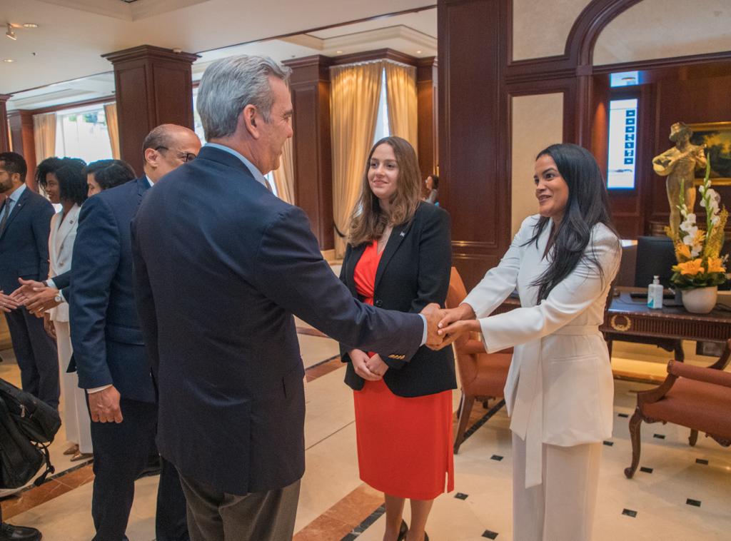 Presidente Luis Abinader es recibido por el Embajador Iván Ogando Lora ...